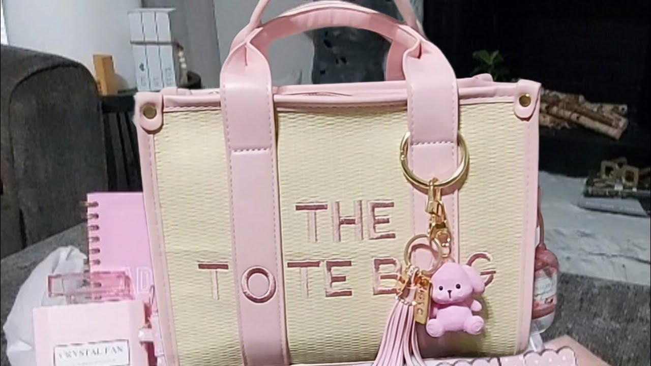 What's In My Bag | The Tote Bag | Collab @sassysona3455 - YouTube