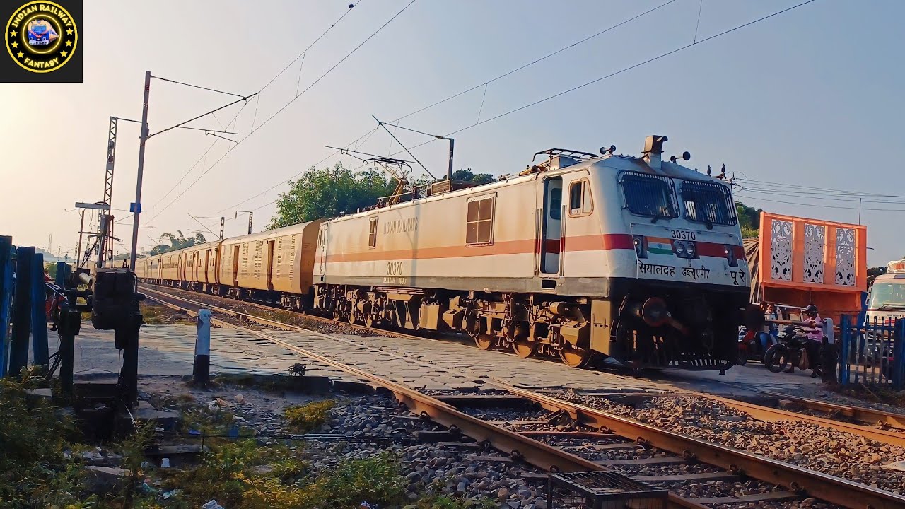 Legendary Kanchenjunga Express entering towards NJP - YouTube