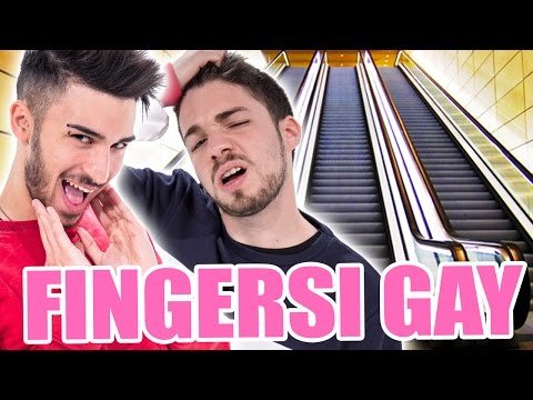 FINGERSI GAY SULLE SCALE MOBILI | Matt & Bise