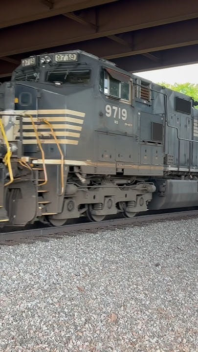 Thoroughbred Dash 9 Trails on NS 25A #norfolksouthern - YouTube
