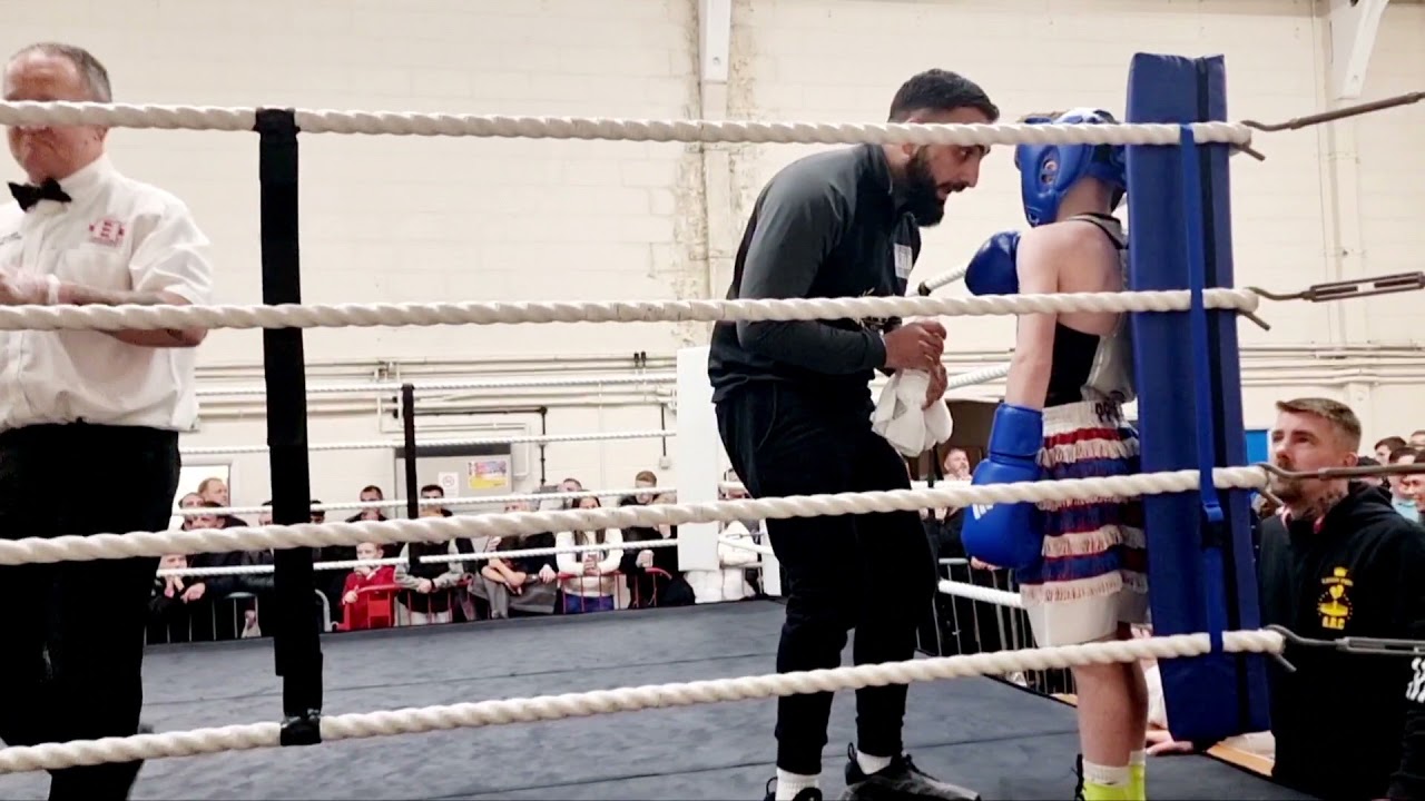 Jayden Price v Charlie Rumbol England Ammature Boxing Age 10 - YouTube