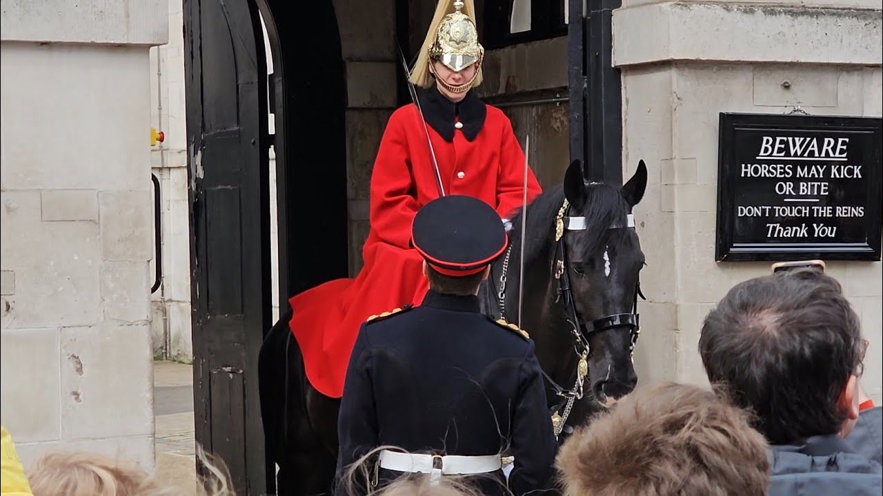 A Handsome Captain Inspects The King's Guard For Their Early Duty - YouTube
