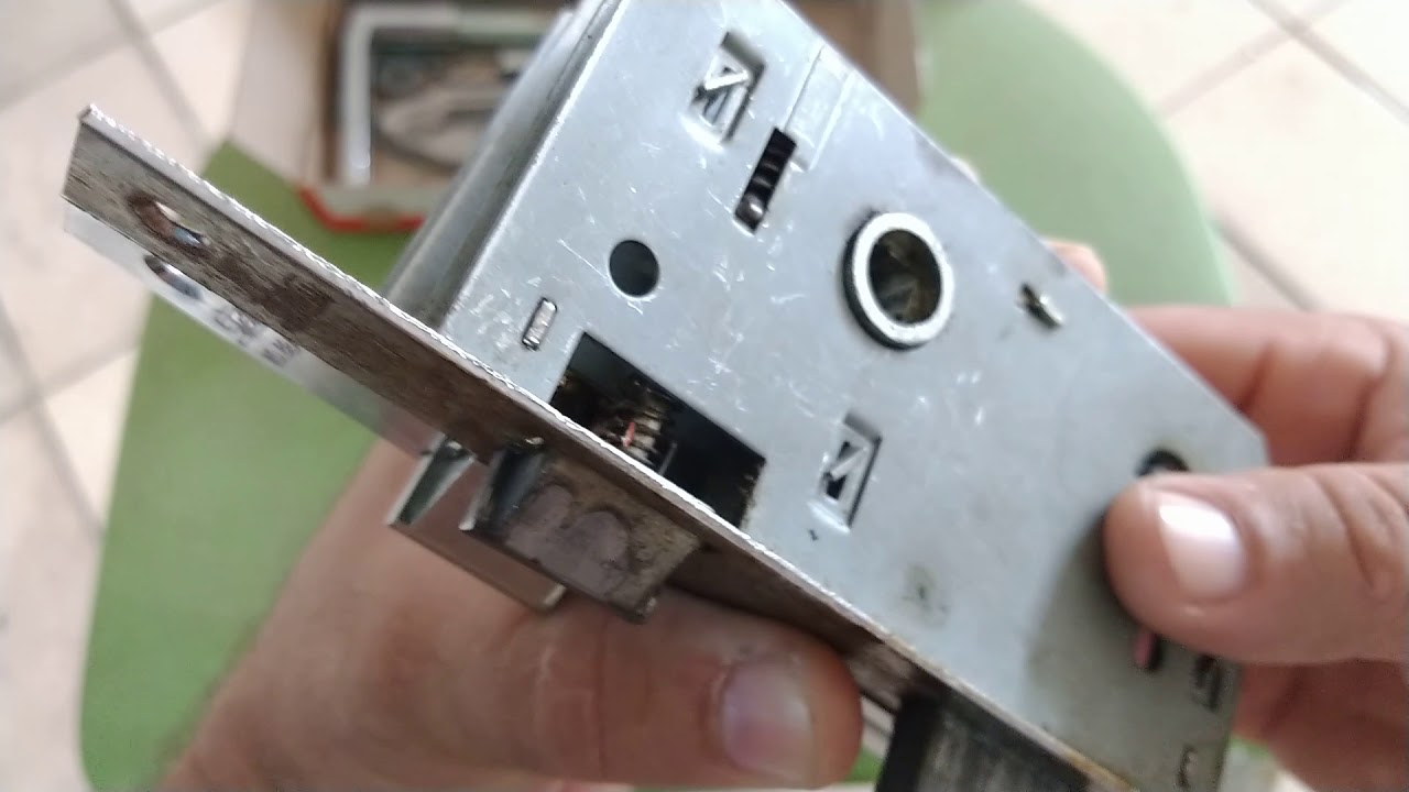 COMO TROCAR A FECHADURA DE UMA PORTA : PASSO A PASSO - YouTube