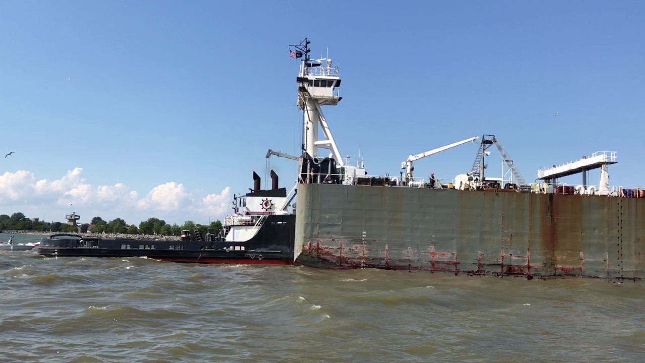 Tug-barge Defiance - Ashtabula in Buffalo - YouTube