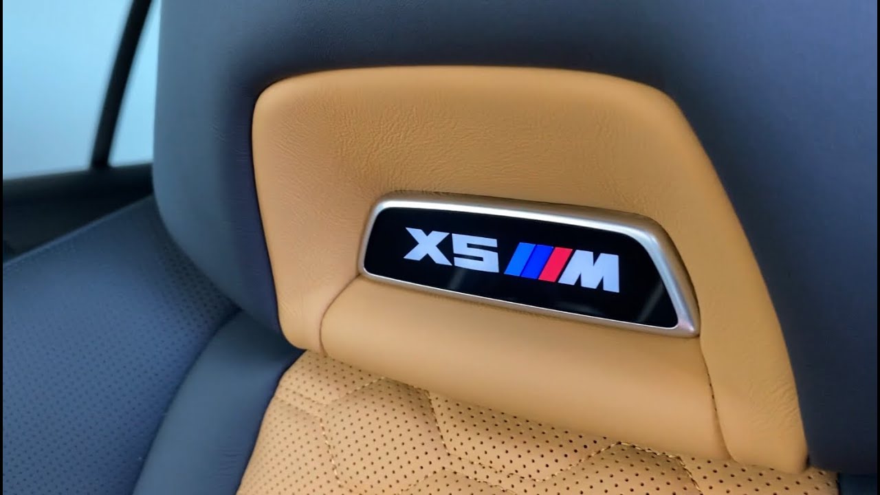 Removing the sticker from the F95 BMW X5M Competition black/midrand ...