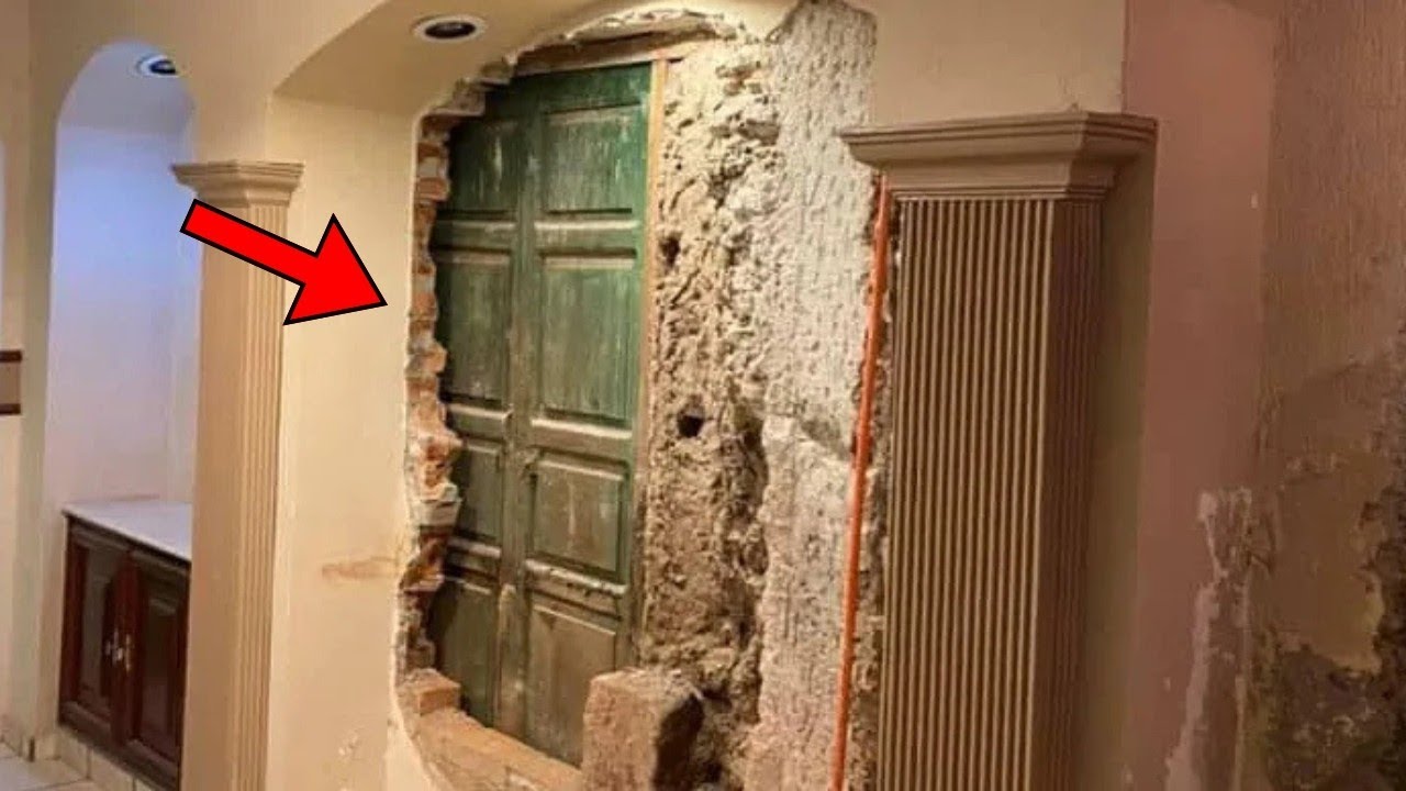 L'Uomo Trova Una Porta Segreta Nella Casa Appena Comprata. Impallidisce ...