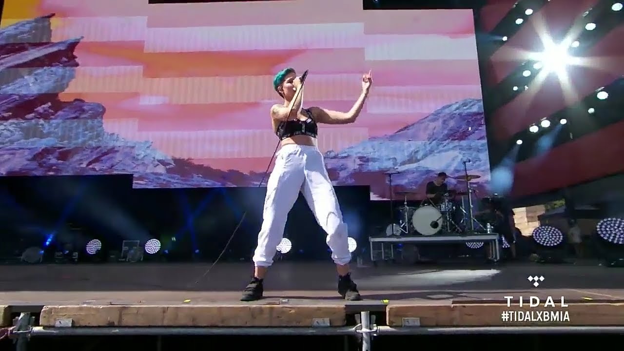 Halsey - Castle (Live at Made in America 2015) - YouTube