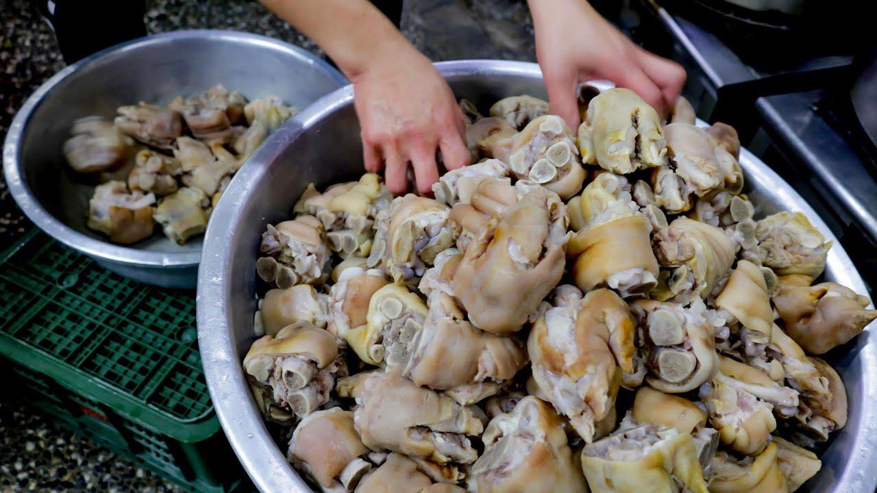 Taiwan Street Food ! Angelica Duck with Noodles, Braised Pork Feet ...