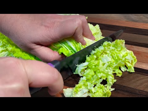 Sadece 4 malzeme! Pekin lahanası ve tavuk fileto salatası. Basit, hızlı ve tatmin edici