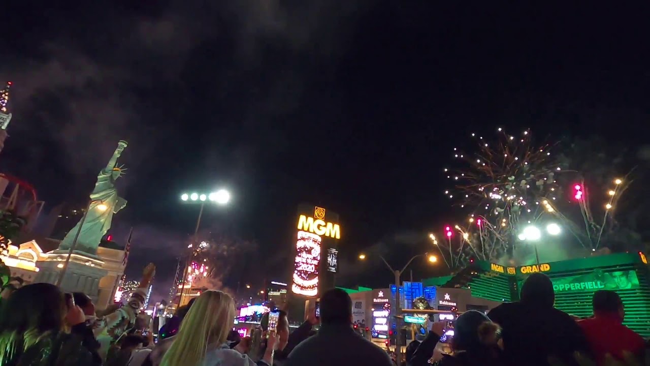Fireworks Las Vegas Strip South End, Dec 31 2019. Amazing. - YouTube