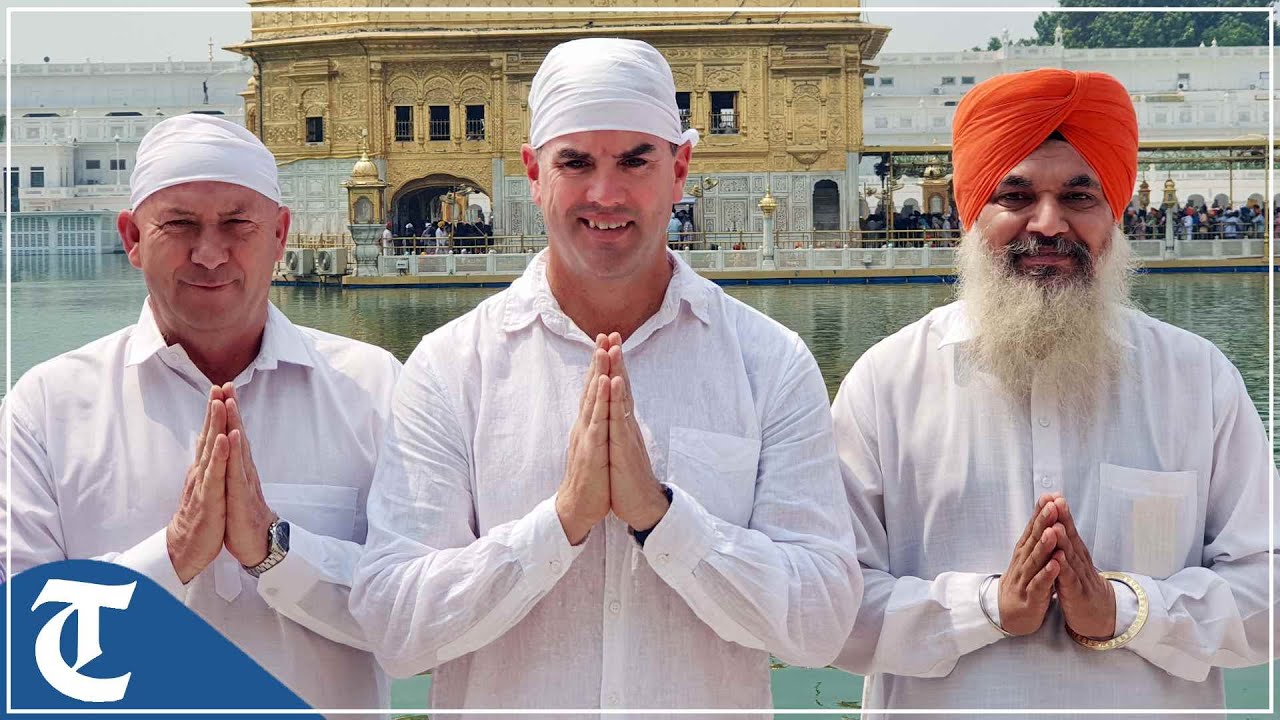 Australian MP Brad pays obeisance at Golden Temple - YouTube