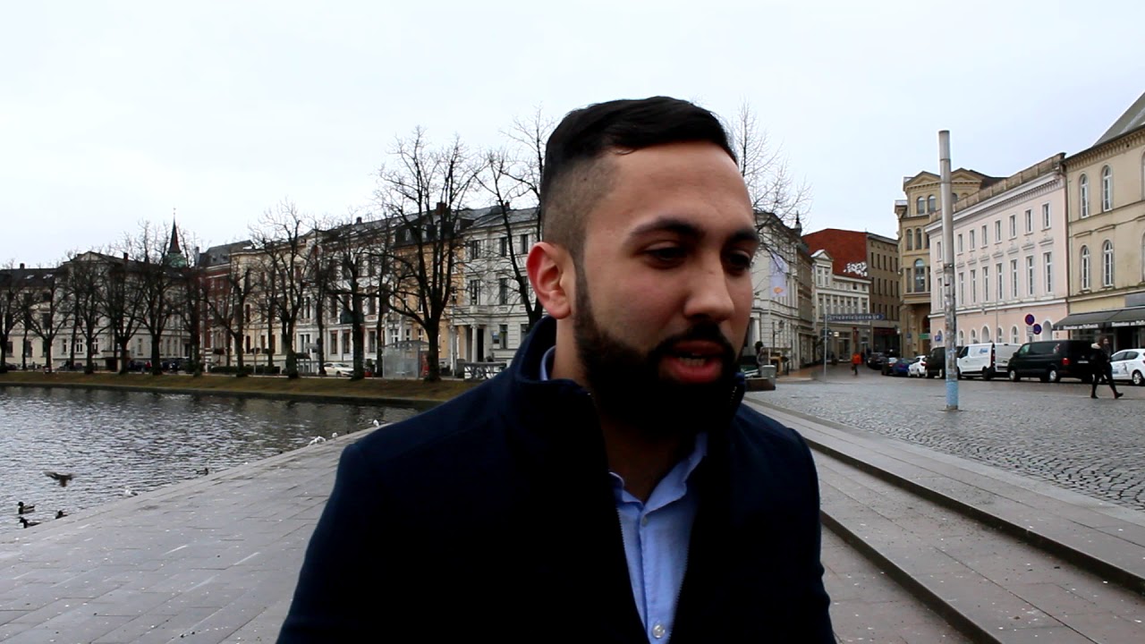 Schweriner Juso-Kreisvorsitzender Mustafa Nemat Ali im Gespräch mit ...