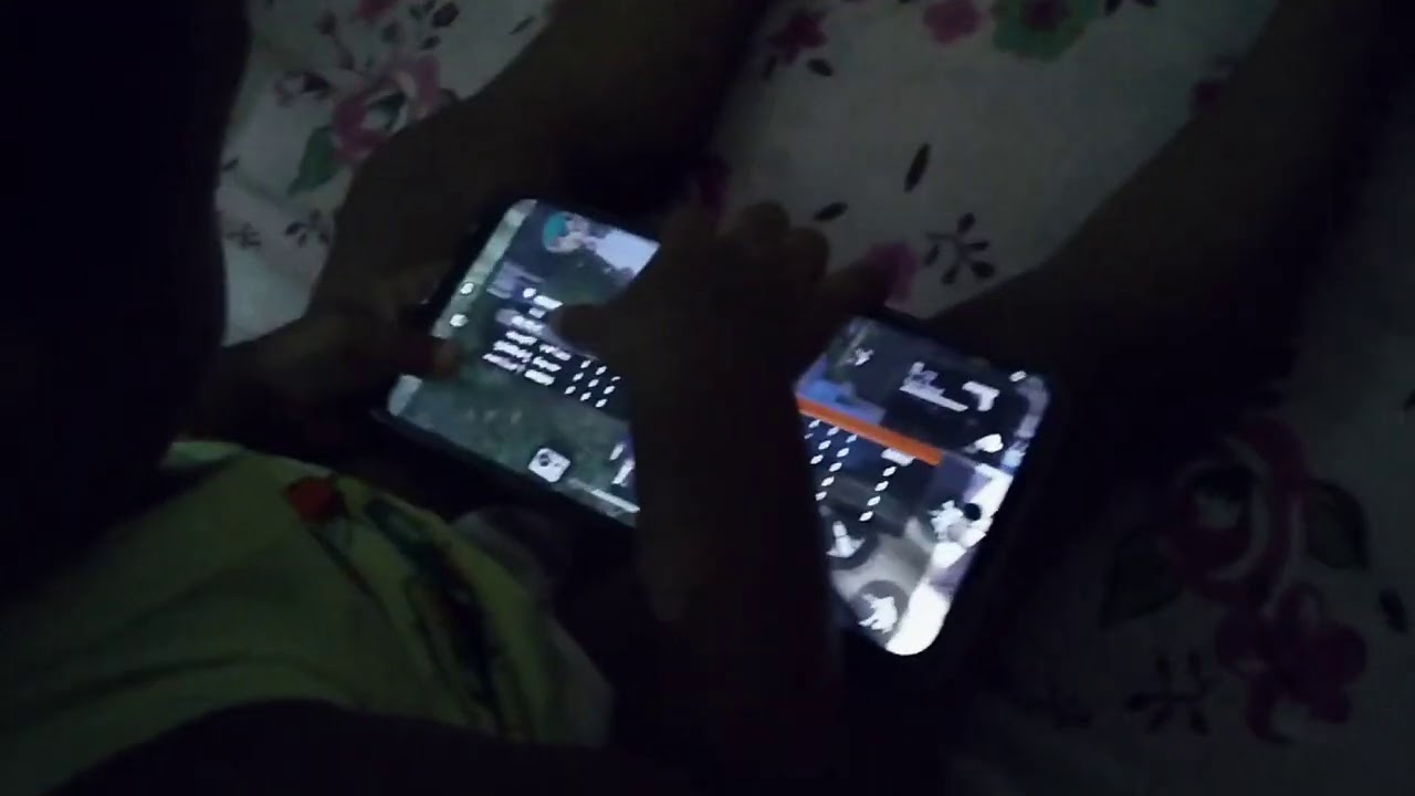 1 year Old Girl Playing Free fire|| Garena free fire|| Free fire ...