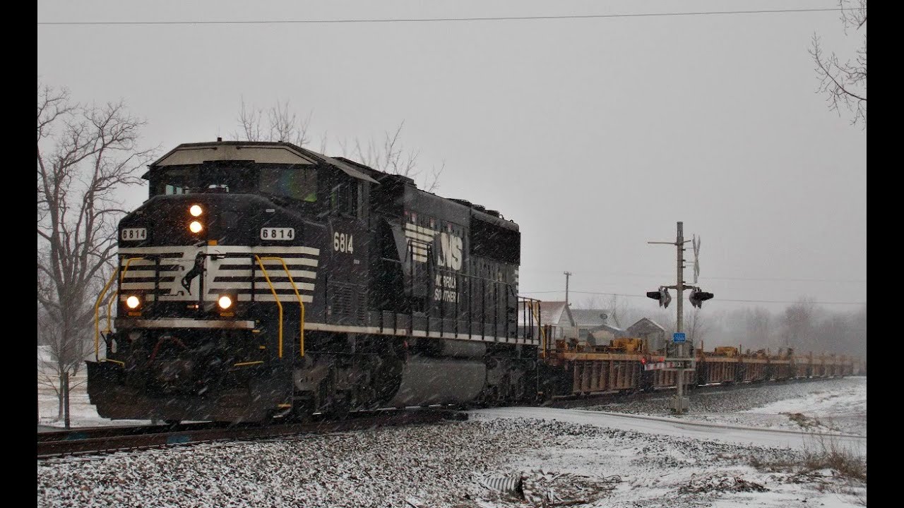 NS 289 with a BNSF trailing and NS 25M with solo SD60M "triclops" unit - YouTube