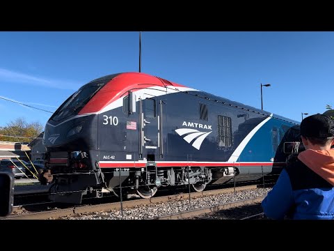 Amtrak 310 leads Amtrak 7 through Northbrook with Amtrak 161 10/15/22 ...