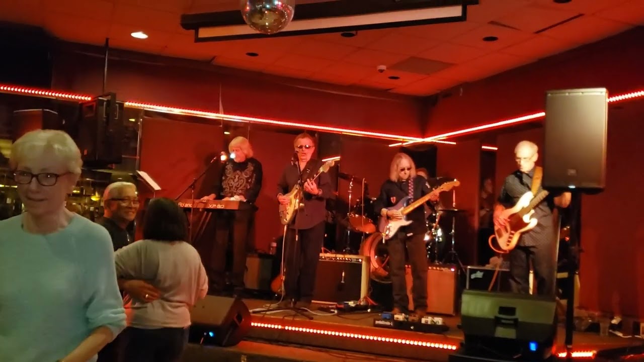 Bob Coates and band rocking it tonight at Mancini's in St. Paul - YouTube