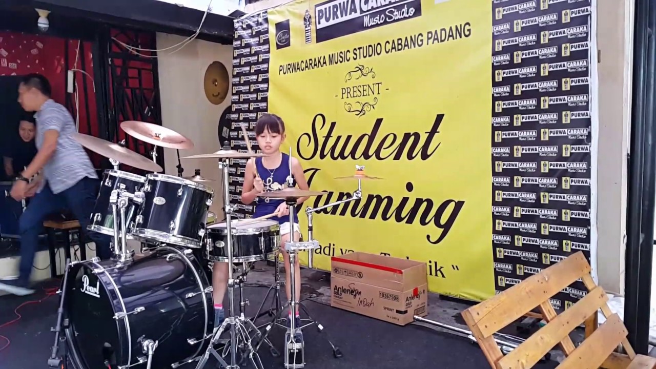 Airin W. Drummer girl from Padang - YouTube