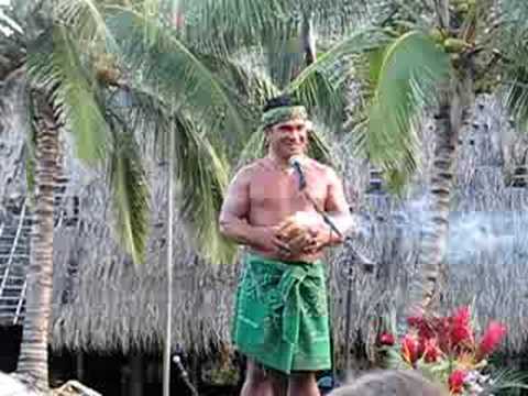 funny guy in POLYNESIAN CULTURAL CENTER - YouTube