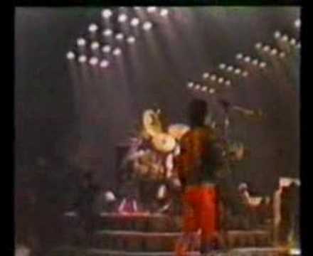 Queen - Let Me Entertain You - YouTube
