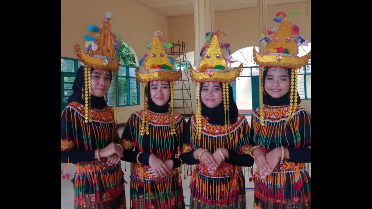 Putri IMMIM Tampilkan Tari Tradisional Toraja: Marendeng Marampa' - YouTube