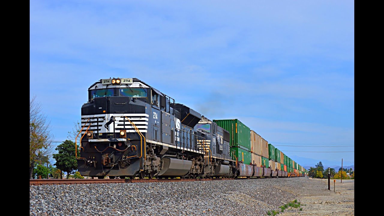 Union Pacific Coal train and Union Pacific ZAILC with NS #2714 on point ...