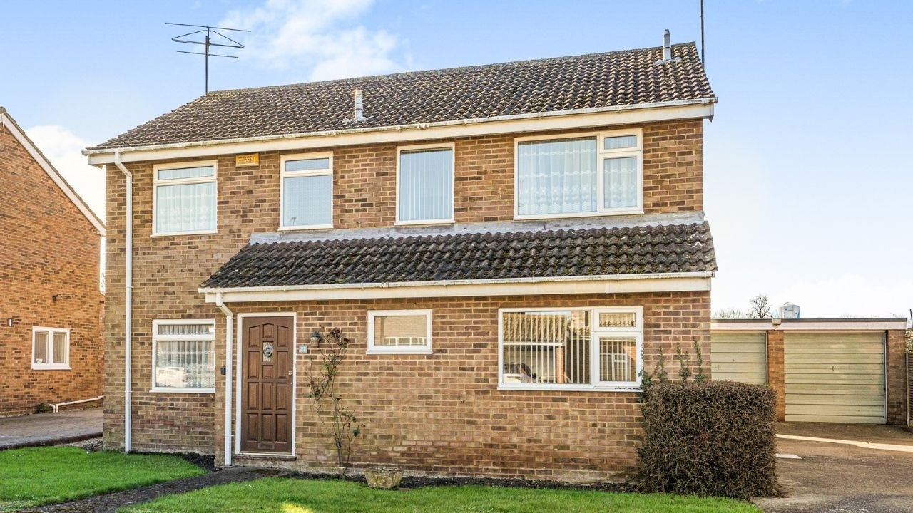 4 Bedroom Detached Home For Sale in Harlington | Double Garage | South ...