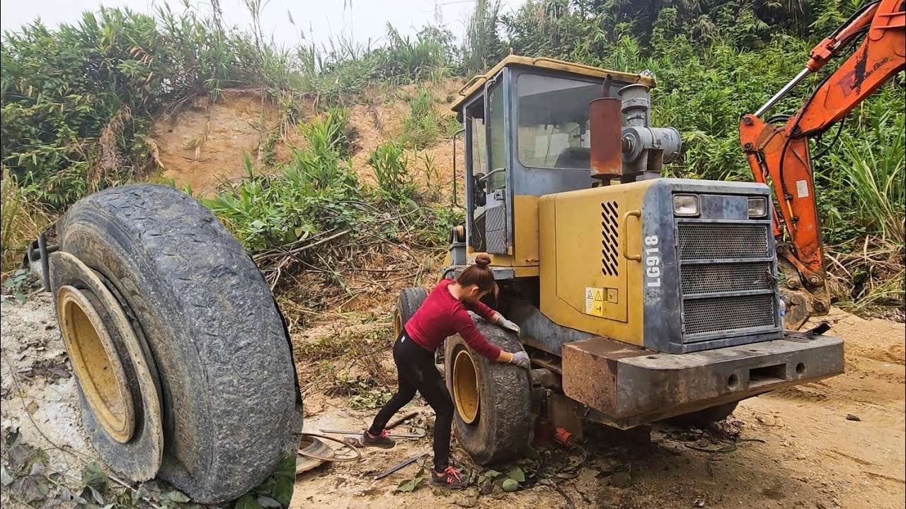 Auto repairer : Genius girl rescues a wheel loader with a broken tire ...