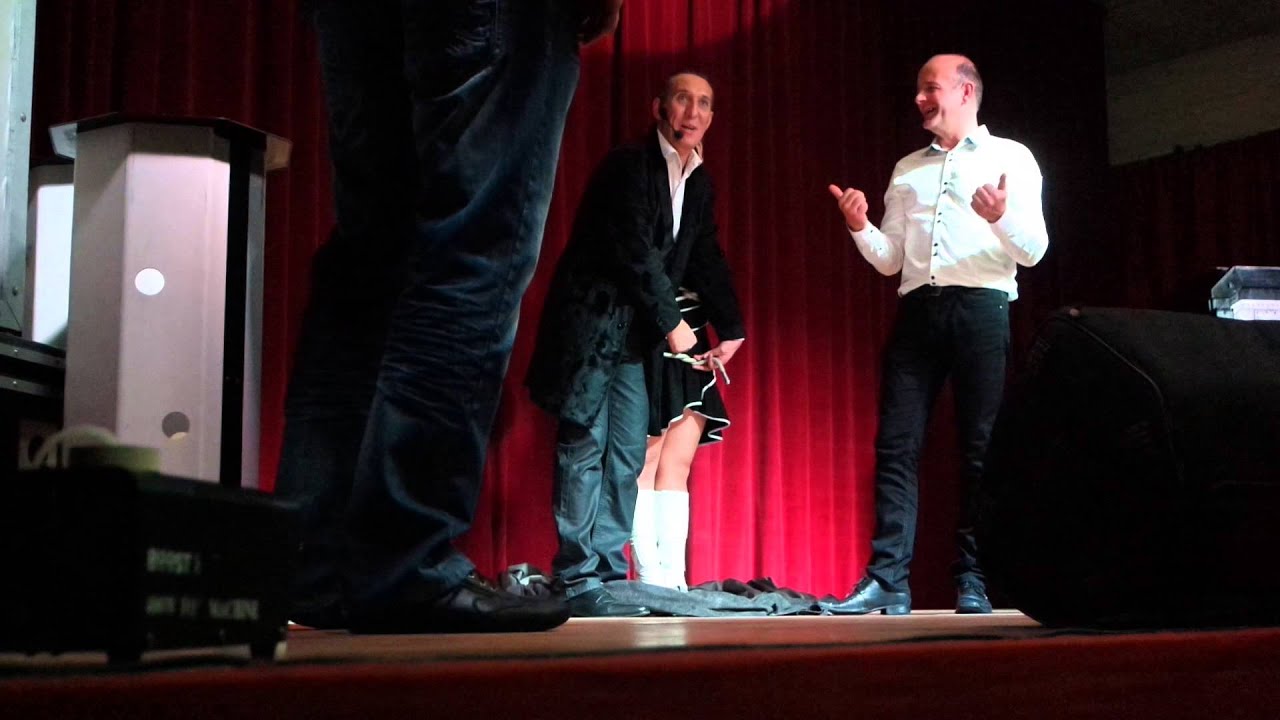 Axel & Kelly les menottes - YouTube