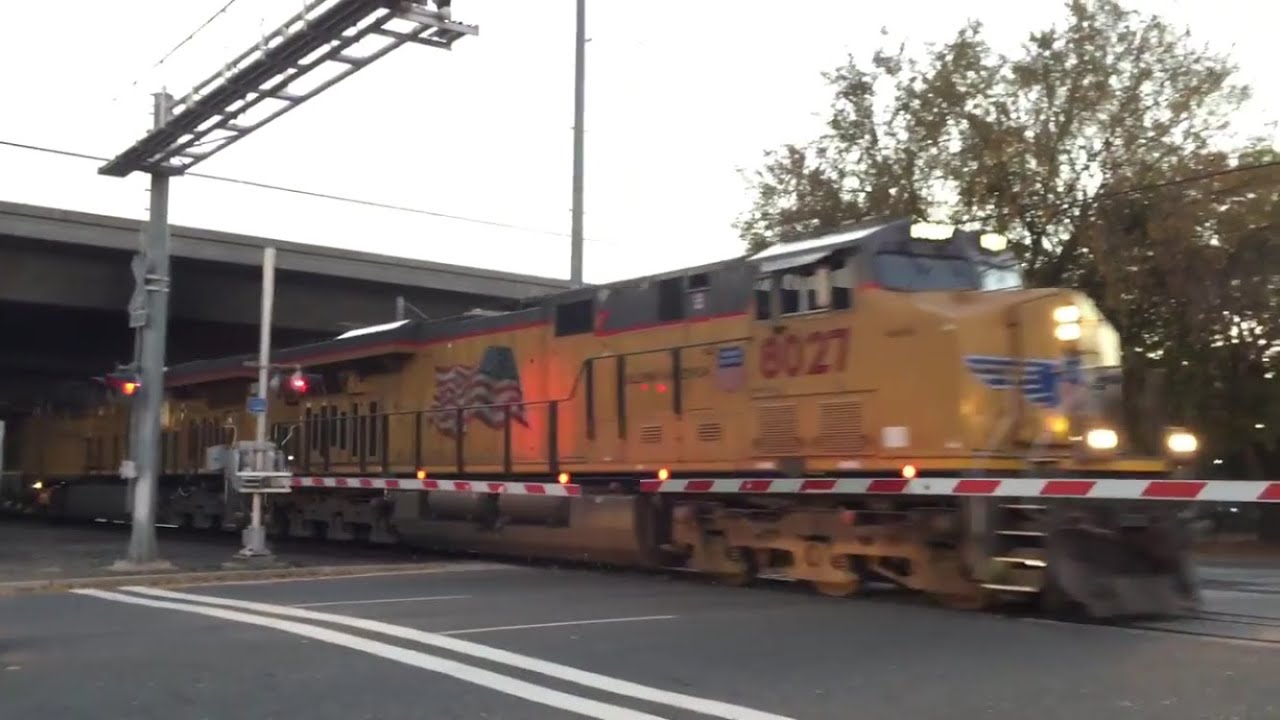 Union Pacific 8027 Intermodal Northbound and SACRT Light Rail, W Street ...