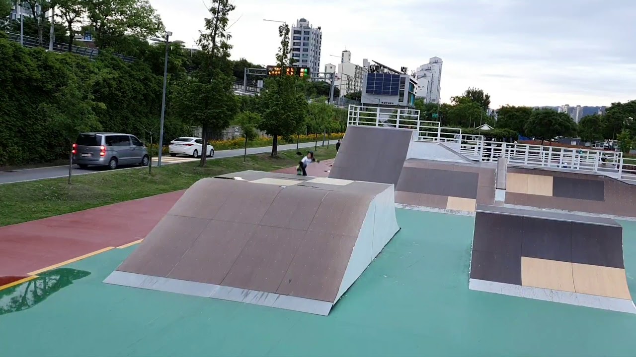 스케이트보드(skateboard) - 이로운 초딩,뚝섬 3미터 버트엑스스톨(Axle stall) 무모한? 도전. - YouTube