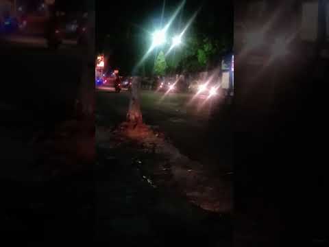 Orang gila ngamuk di jalanan...