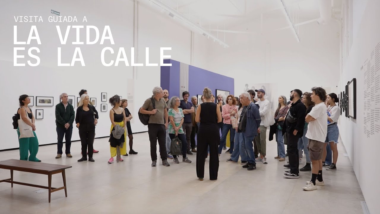 Visita guiada de Vanesa Franco a "La vida es la calle" - YouTube