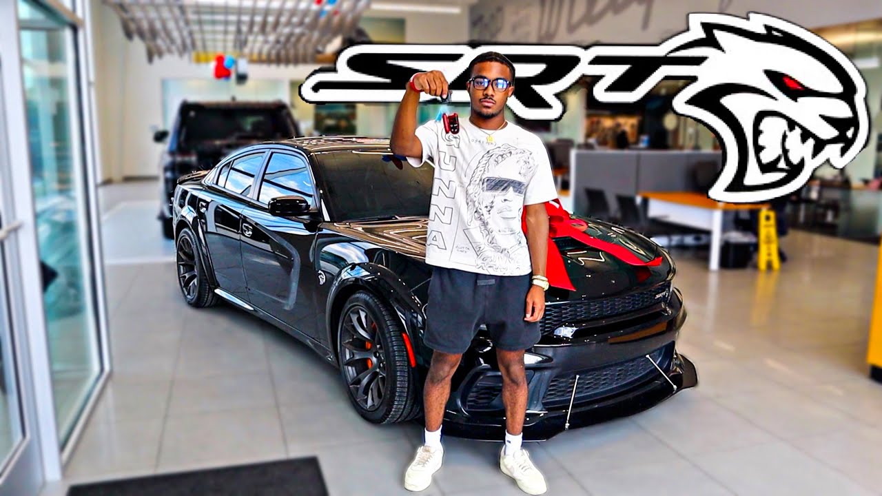 BUYING MY DREAM HELLCAT AT 21! - YouTube
