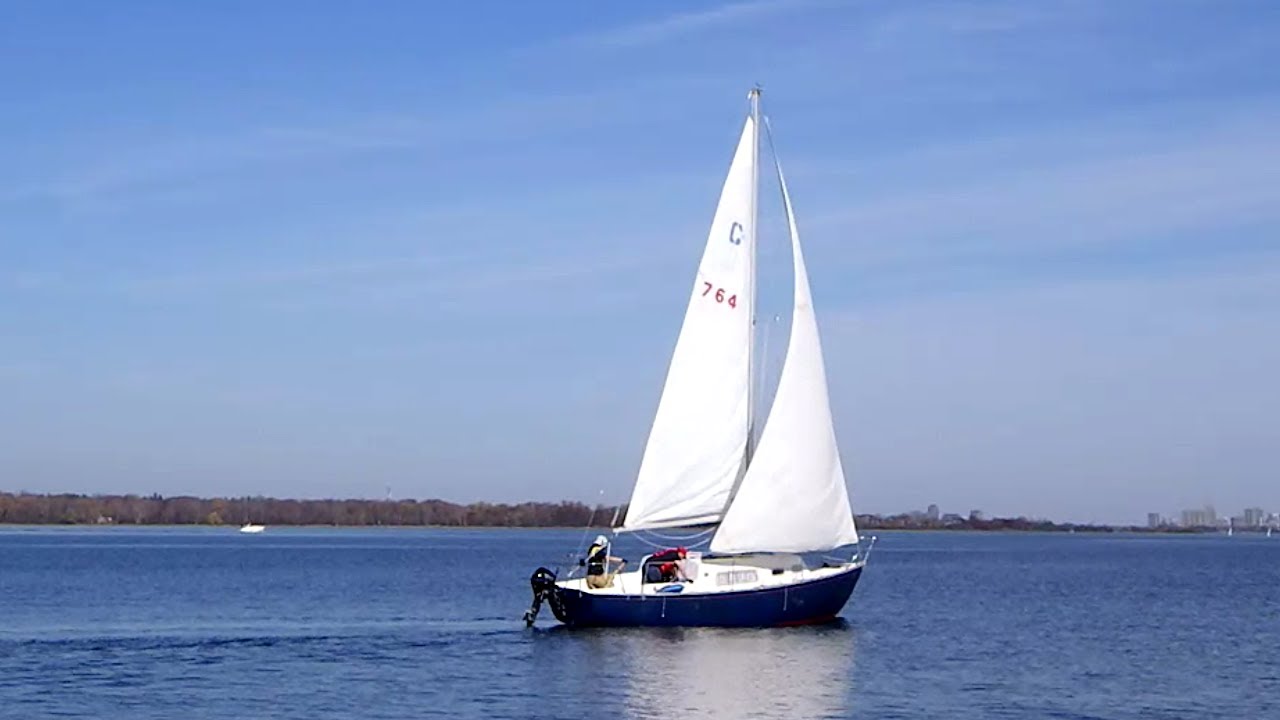 The Grampian 26 sailboat Slowpoke sailed on Lac Deschenes - YouTube