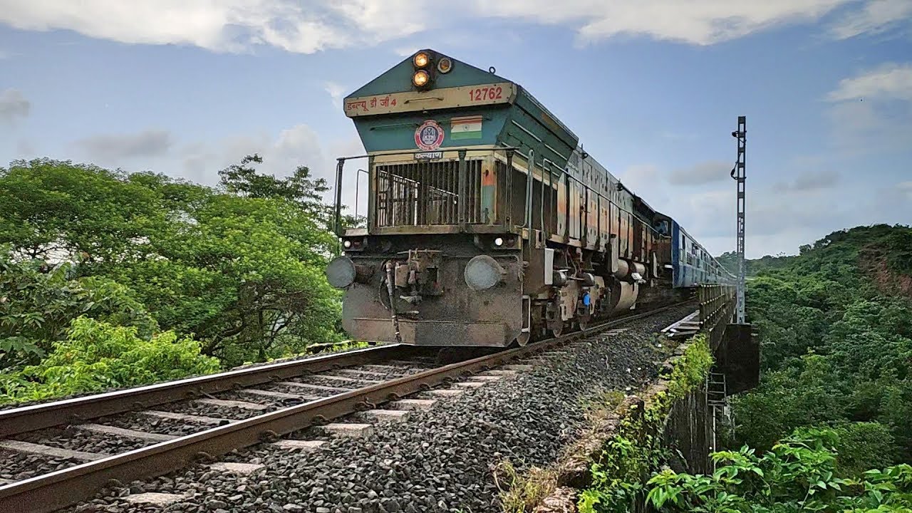 Mangala Lakshadweep Express | Kalyan WDG4 Offlink | Lohar Wadi Bridge ...