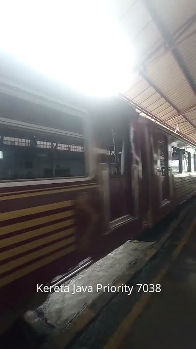 Kereta Java Priority saat Masuk Stasiun Purwokerto - YouTube