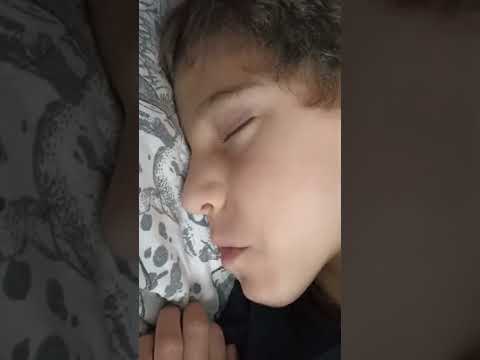 E o neném que dorme achando que tá chupando chupeta😂 olha o biquinho #neném #soninho #amor #shorts