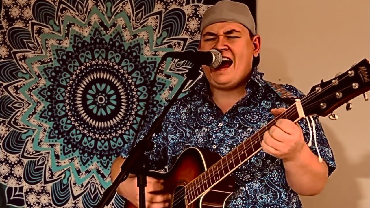 Dylan Dixon plays Luke Combs: Beer Never Broke My Heart - YouTube