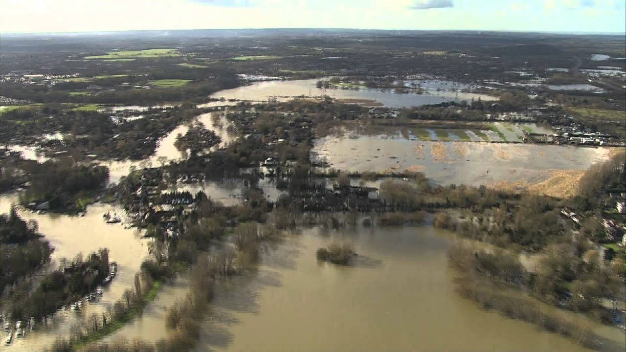 Stunning aerial views of flood devastation along Thames Valley - BBC ...