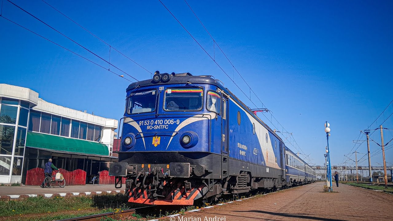 EA 005, a depoului CFR Bucuresti, părăsește stația CFR Pascani, cu IR ...