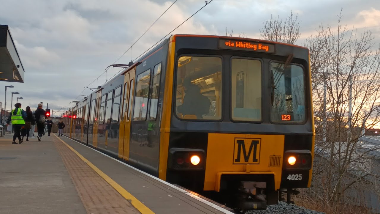 Tyne And Wear Metrocars 4025/?? Arriving Into South Shields Interchange ...