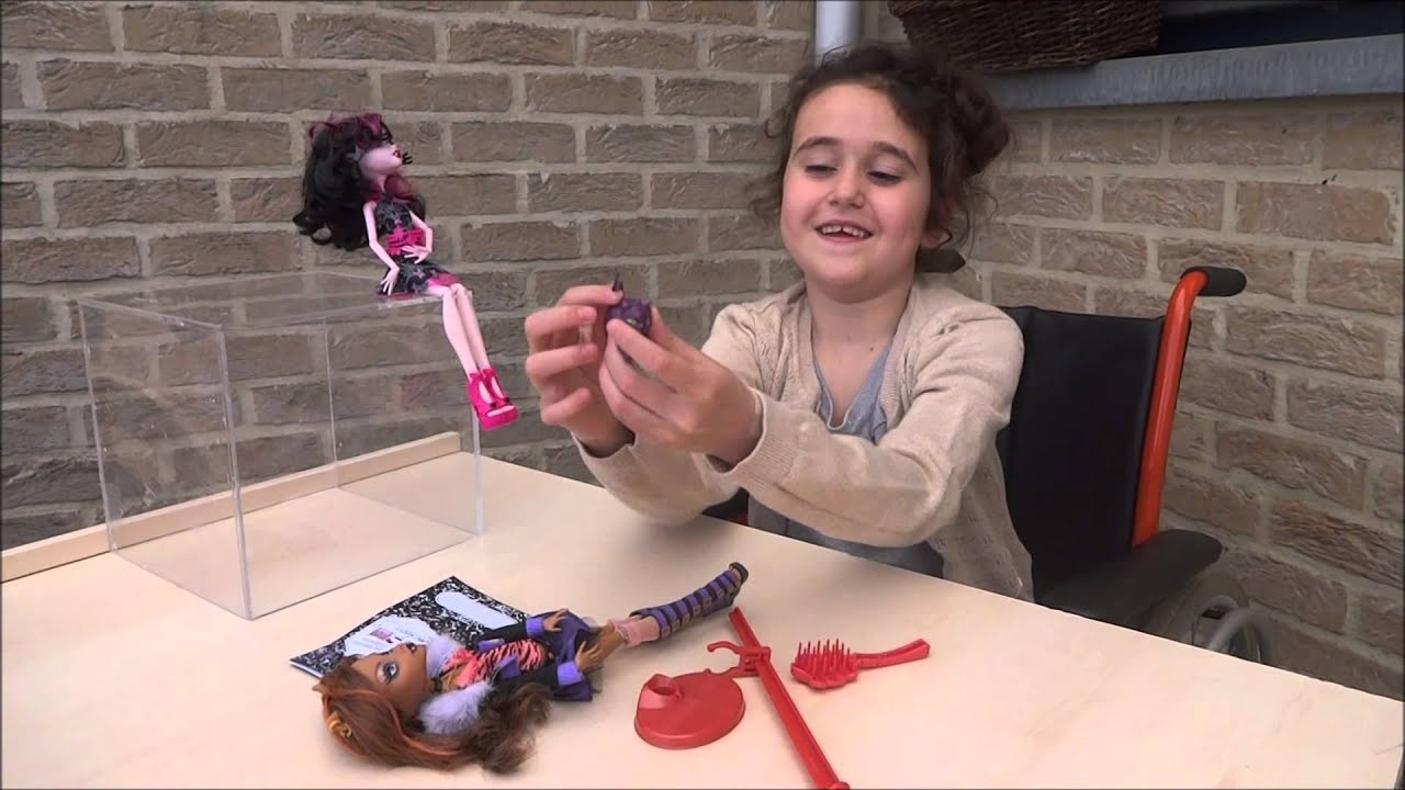 Monster High Clawdeen Wolf & Draculaura - YouTube