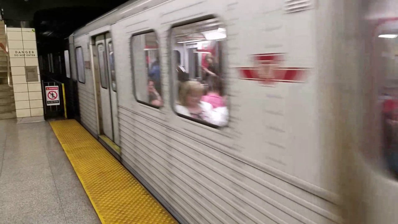 Toronto Subway line 2 arrives at Spadina station - YouTube