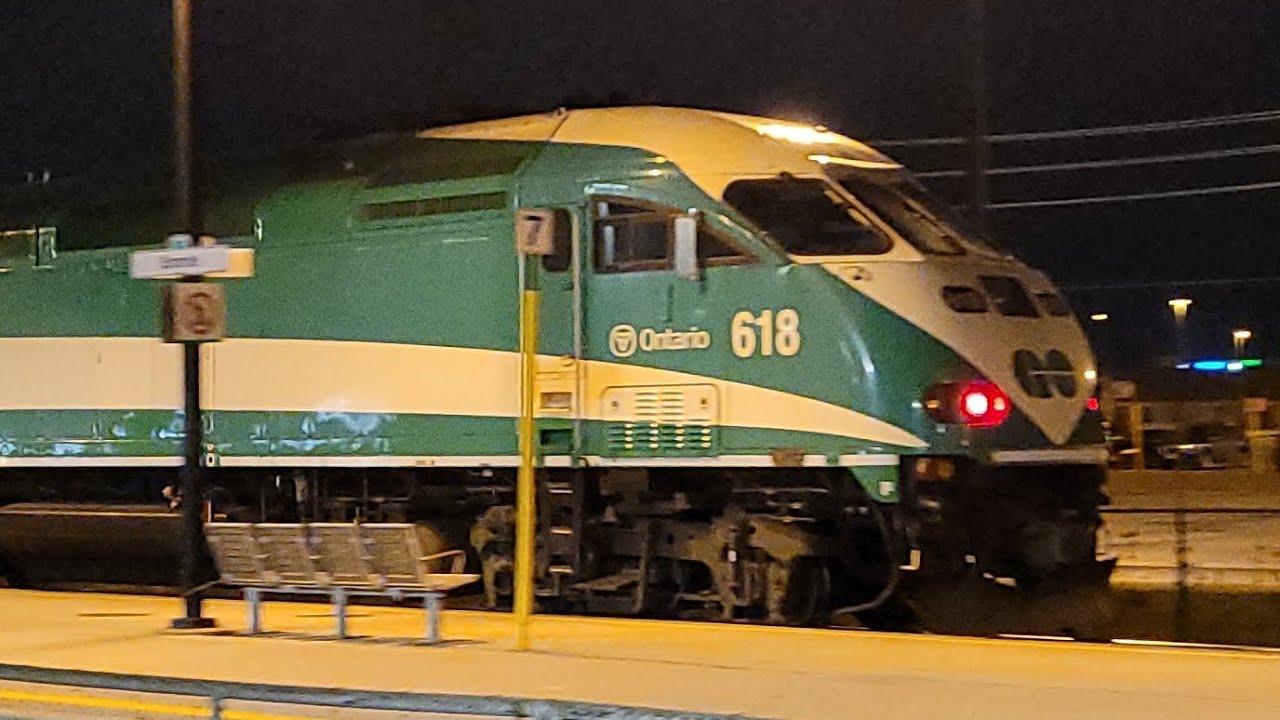 GO 1033 - 371 With 618 Pulling Into & Departing Bronte - YouTube