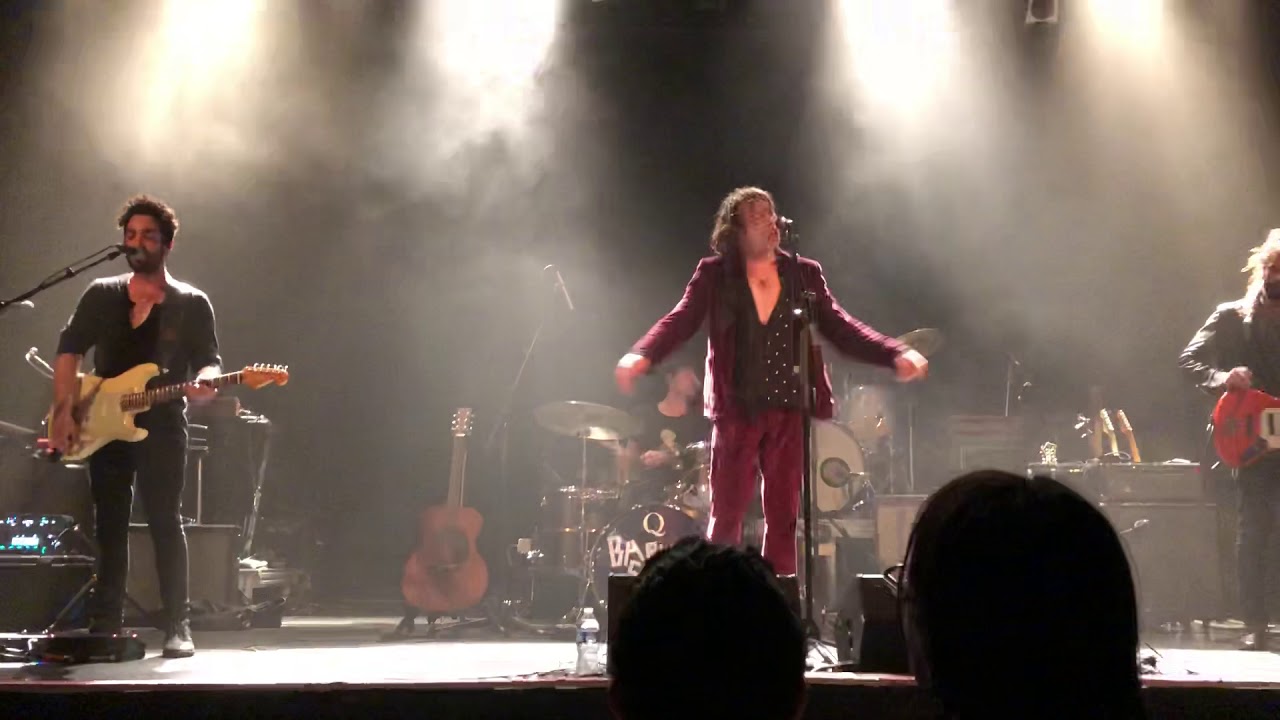 Barns Courtney “Kicks” Live in Cincy - YouTube