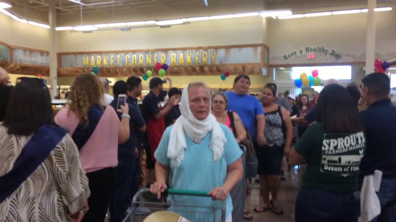 Sprouts manager, workers welcome customers - YouTube