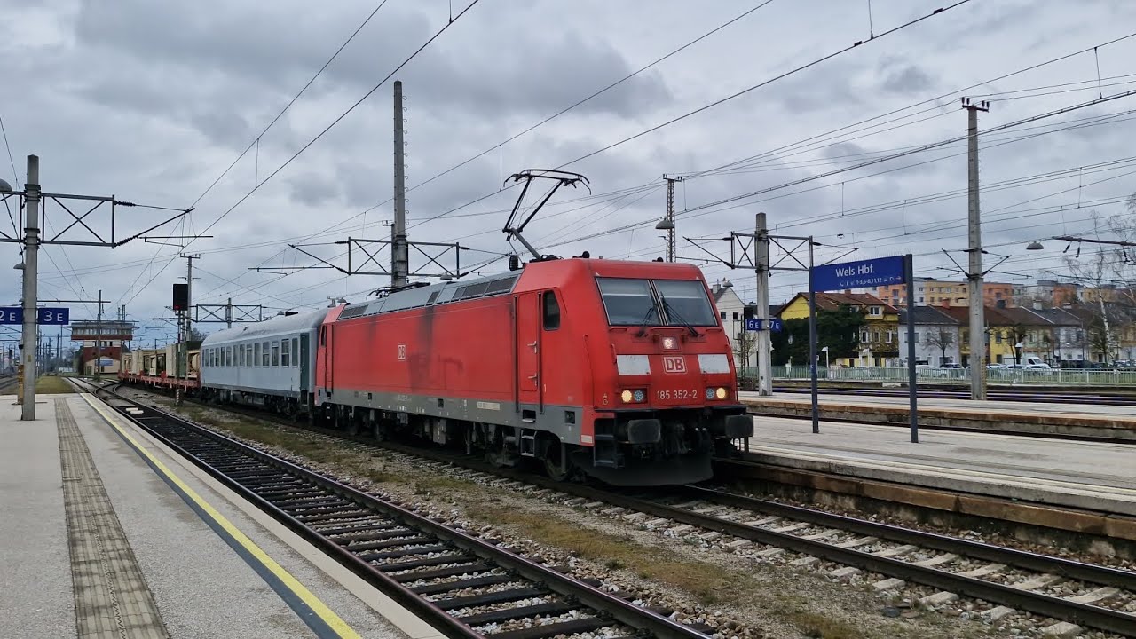 Durchfahrt einer Rh185 mit Bundesheer Fahrzeugen durch Wels Hbf - YouTube