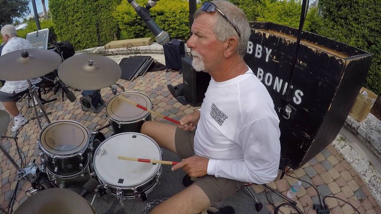 Chubby Bones featuring Suzy Nash - YouTube