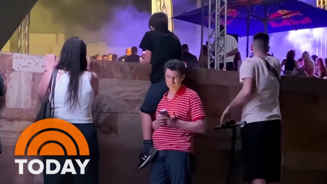 Dad patiently lets son sit on shoulder for better view of rap concert ...