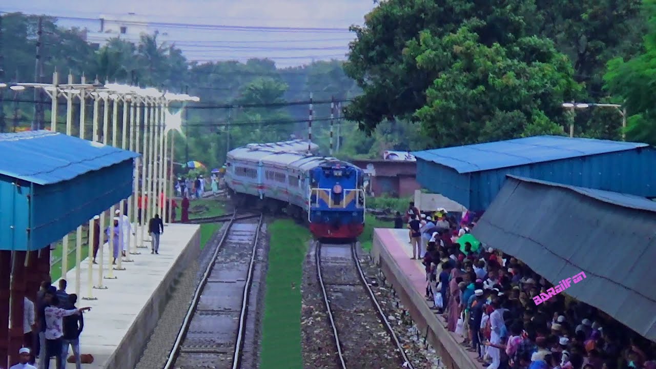 Adorable entry of Rupsha Express Train like a big snake || Bangladesh ...